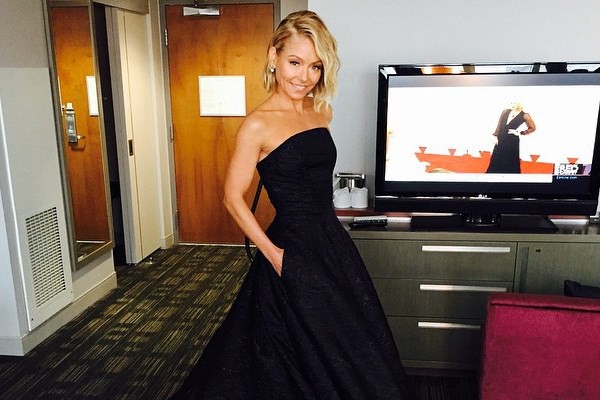 Kelly Ripa Trades Pink Hair For Smurf Blue